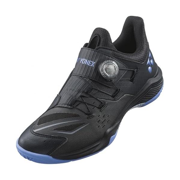 瞬時に正確な調整が可能。かつてなく柔らかい、包み込むフィット感を実現。●質量：約265g(26.0cm)●アッパー：合成繊維●ミッドソール：合成樹脂●アウトソール：ゴム底●3E●ローカット●日本バドミントン協会審査合格品※製品改良の為、仕様...