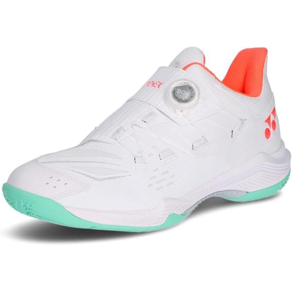 瞬時に正確な調整が可能。かつてなく柔らかい、包み込むフィット感を実現。●質量：約265g(26.0cm)●アッパー：合成繊維●ミッドソール：合成樹脂●アウトソール：ゴム底●4Eワイド設計●ローカット●日本バドミントン協会審査合格品※製品改良...