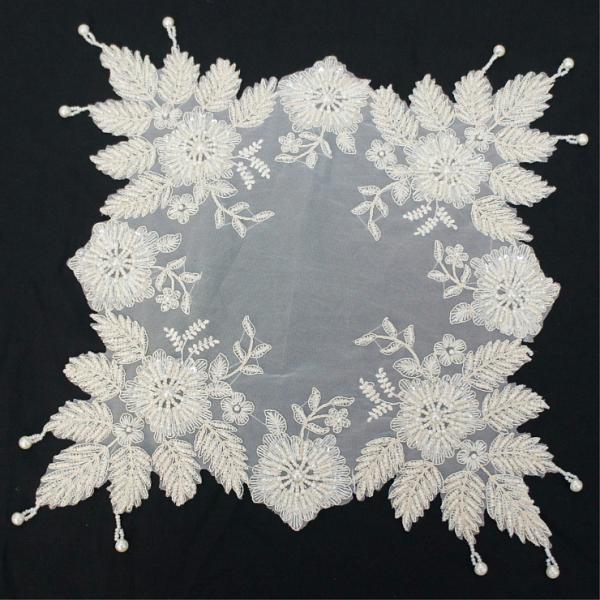 エレガントなレースのテーブルセンターです。高級感のあるアイボリーのレースに、ハンドメイドでビーズの刺繍を施し、エレガントシックで高級感のある仕上りです。生地：ポリエステル100％サイズ：約40×40 cmMade in China