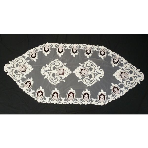 アクセントにボルドーカラーの別珍生地をあしらい、その上にベージュと金の糸で刺繍を施した大き目のレーステーブルライナーです。フレンチなクラシカルのシャビーでエレガントシックな高級感のある仕上りです。長辺が160cmのテーブルやチェストの上に置...