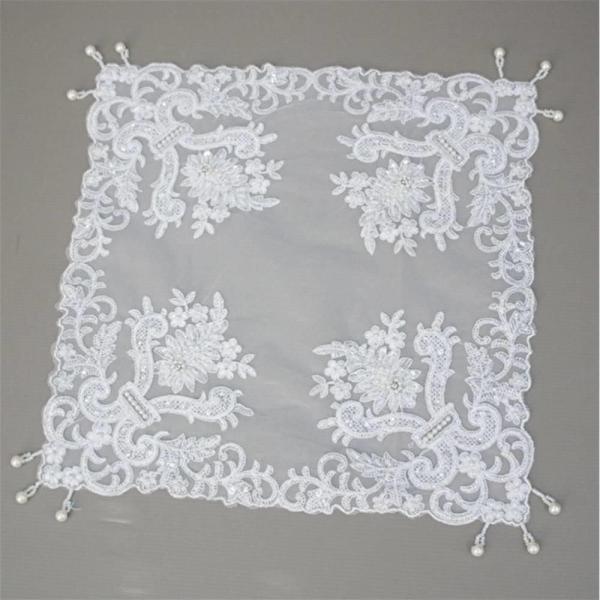 エレガントなレースのテーブルセンターです。高級感のある真っ白なレースに、ハンドメイドでビーズの刺繍を施し、エレガントシックで高級感のある仕上りです。生地：ポリエステル100％サイズ：約40×40 cmMade in China