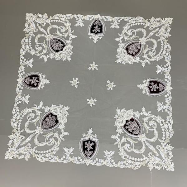 繊細なチュールレースにエンブレムの様なモチーフを合わせた豪華なデザインのレースのクロスです。角型のテーブルから丸型のコーヒーテーブルにも合わせて頂きやすいサイズのクロスになります。ソファーの背もたれにアクセントに掛けて頂いても素敵です。丸テ...