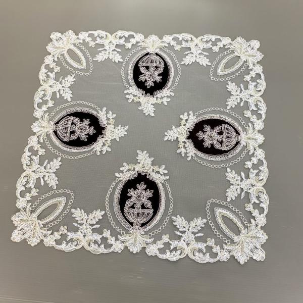 繊細なチュールレースにエンブレムの様なモチーフを合わせた豪華なデザインのレースのクロスです。テーブルの中央やシューズBOXの上などにお使い頂きやすいサイズとなっています。フレンチなクラシカルのシャビーでエレガントシックな高級感のある仕上りで...