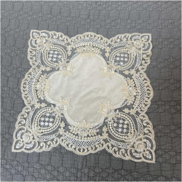 イタリアンレースのエレガントなベージュドイリーの新作です。美しいベージュと白糸の細やかな刺しゅうと、淡いベージュ系ニュアンスカラーのベロア生地のコンビネーションが上品なテーブルセンター。小ぶりなサイズで花瓶等の敷物や小物の上に掛けて目隠し等...