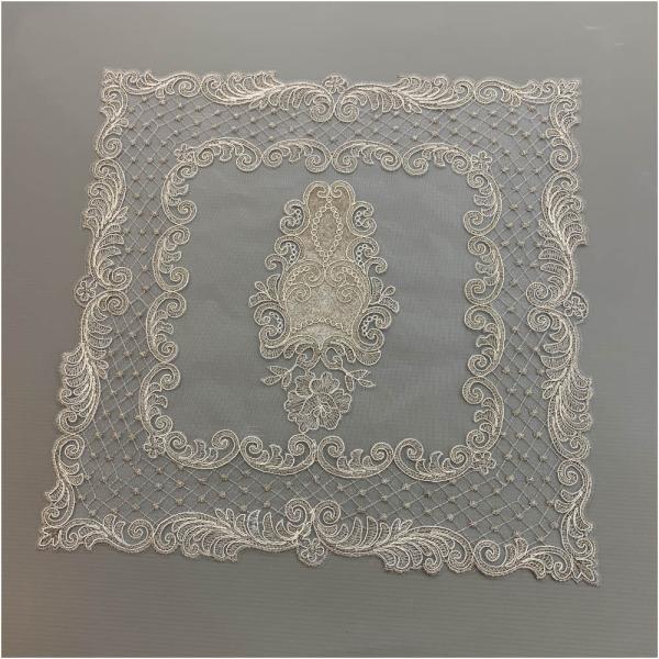 イタリアンレースのエレガントなベージュドイリーの新作です。美しいベージュと金糸の細やかな刺しゅうと、ベージュ系ニュアンスカラーのベロア生地のコンビネーションが上品なテーブルセンター。小ぶりなサイズで花瓶等の敷物や小物の上に掛けて目隠し等、色...