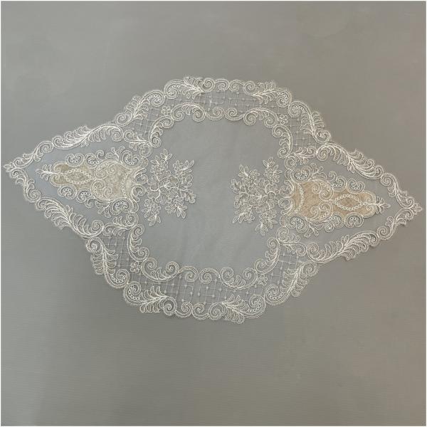 イタリアンレースのエレガントなベージュテーブルセンターの新作です。美しいベージュと金糸の細やかな刺しゅうと、ベージュ系ニュアンスカラーのベロア生地のコンビネーションが上品なテーブルセンター。コンソールやテーブル、シューズボックス等、色々な場...