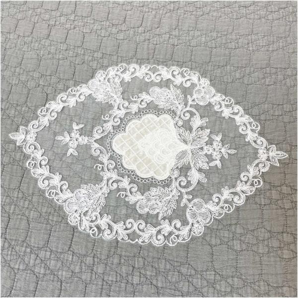 イタリアンレースのエレガントなホワイトドイリーの新作です。美しい純白の糸による細やかな刺しゅうと、純白のベロア生地のコンビネーションが上品なテーブルセンター。小ぶりなサイズで花瓶等の敷物や小物の上に掛けて目隠し等、色々な場所でお使い頂けます...