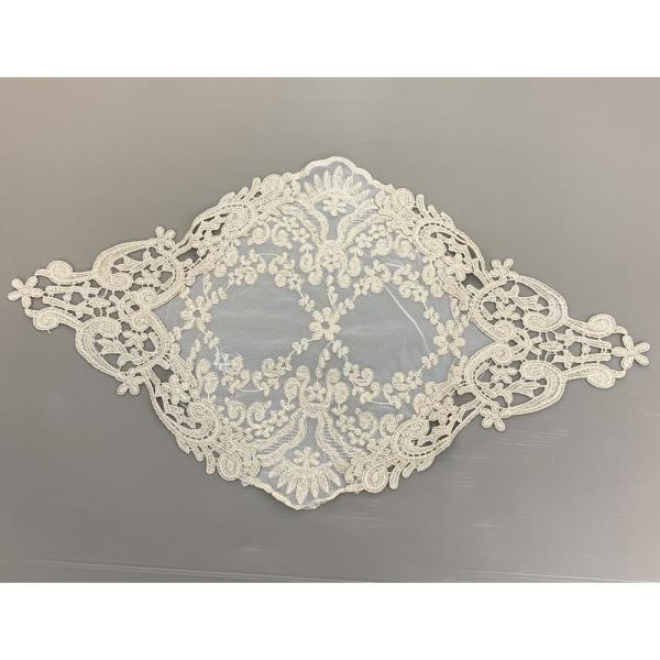 レースフラワーの生地にベージュと金糸で刺繍を施したエレガントなテーブルセンターです。エレガントシックで高級感のある仕上りです。お得な逸品です。生地：ポリエステル100％サイズ：約30×50 cmMade in China