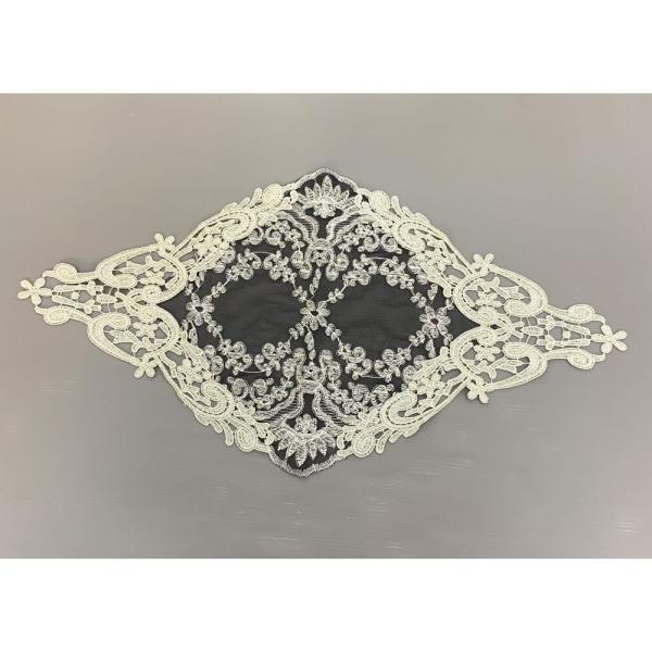 ブラックのレースにベージュと金の糸で刺繍を施したエレガントなドイリーです。エレガントシックで高級感のある仕上りです。お得な逸品です。生地：ポリエステル100％サイズ：約30×50 cmMade in China