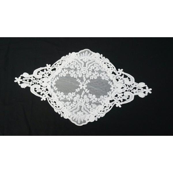 花柄のレース生地に刺繍を施したエレガントなテーブルセンター。エレガントシックで高級感のある仕上りです。お得な逸品です。生地：ポリエステル100％サイズ：約30×50 cmMade in China