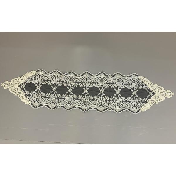 レースフラワーのブラックレース柄のレース生地にベージュと金糸で刺繍を施したエレガントなテーブルランナーです。エレガントシックで高級感のある仕上りです。テーブルやチェストの上に置いて、または両端を垂らしてご使用下さい。生地：ポリエステル100...