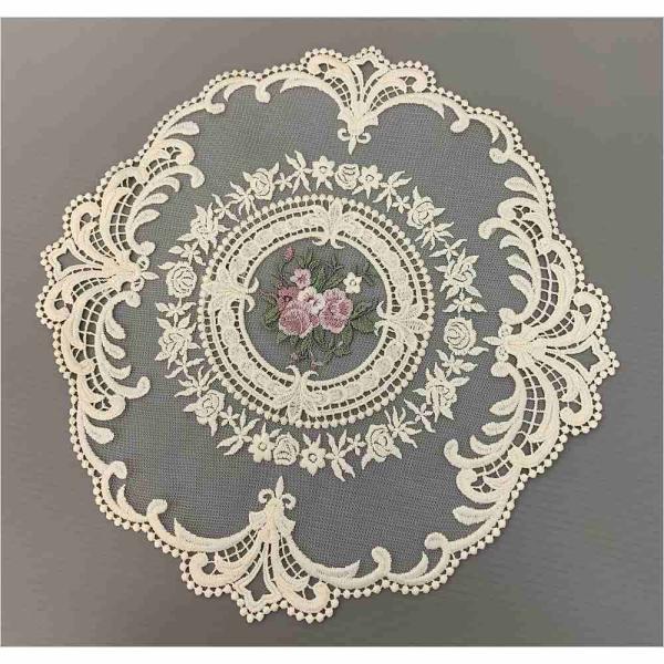 レース生地にベージュの花柄にピンクやグリーンの刺繍を施したエレガントなドイリーです。可愛い円形でとてもエレガントシックな高級感のある仕上りです。お得な逸品です。生地：ポリエステル100％サイズ：約61×138 cmMade in China