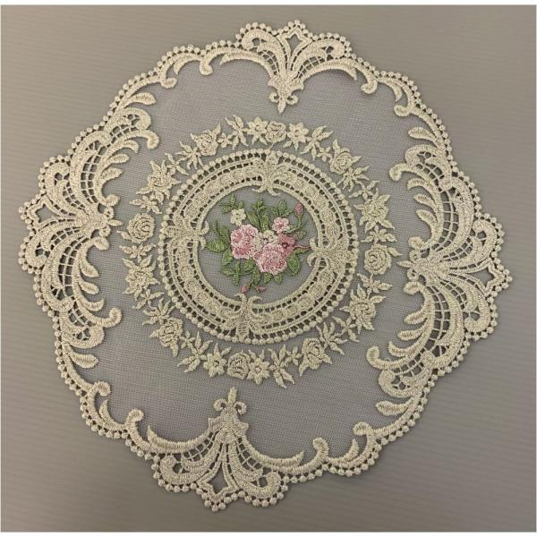 レース生地にオリーブグリーンの花柄にピンクやグリーンの刺繍を施したエレガントなドイリーです。可愛い円形でとてもエレガントシックな高級感のある仕上りです。お得な逸品です。生地：ポリエステル100％サイズ：約61×138 cmMade in C...