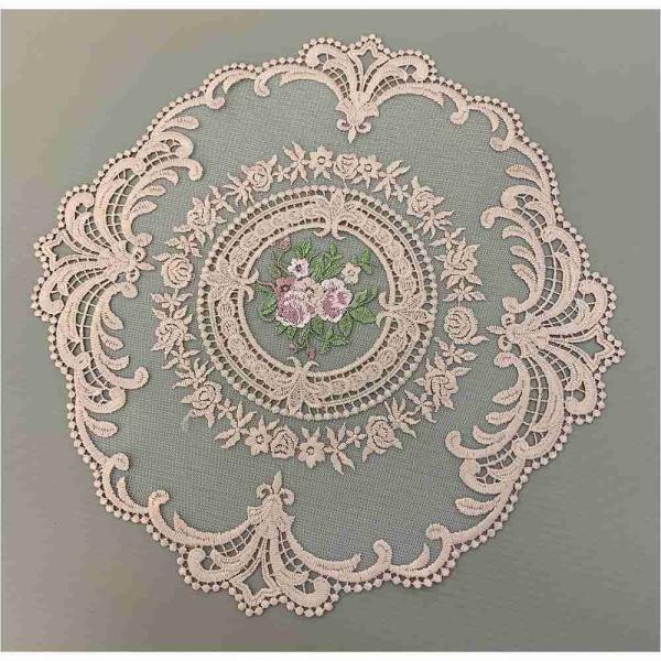 レース生地にピンクの花柄にレッドやグリーンの刺繍を施したエレガントなドイリーです。可愛い円形でとてもエレガントシックな高級感のある仕上りです。お得な逸品です。生地：ポリエステル100％サイズ：約61×138 cmMade in China