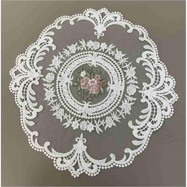 レース生地にホワイトの花柄にピンクやグリーンの刺繍を施したエレガントなドイリーです。可愛い円形でとてもエレガントシックな高級感のある仕上りです。お得な逸品です。生地：ポリエステル100％サイズ：約61×138 cmMade in China
