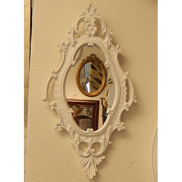 おしゃれで可愛らしい白い飾りミラーが誕生です。レリーフが装飾されたエレガントなウォール（壁掛け）ミニミラーです。材質：樹脂原産国：Chinaサイズ：16.5×2×31 cm