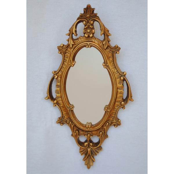 おしゃれで可愛らしいゴールドの飾りミラーが誕生です。レリーフが装飾されたエレガントなウォール（壁掛け）ミニミラーです。材質：樹脂原産国：Chinaサイズ：16.5×2×31 cm