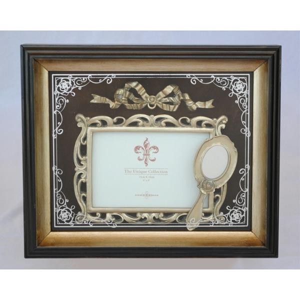 薔薇の絵縁取りされた豪華な額縁の中にリボンレリーフの写真額とバラが付いたハンドミラーのレリーフが飾られたデコレーションフォトフレームです。全く新しい壁掛け写真額です。材質：Polyresinサイズ：30.6×5.5×H25.6ｃｍフォトサイ...