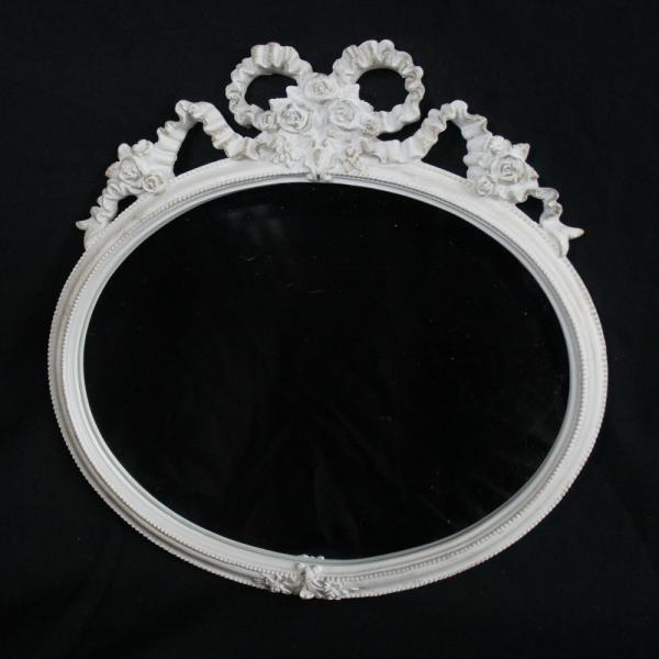 おしゃれで可愛らしい白色のリボンミラーです。リボンのレリーフが装飾されたエレガントなウォール（壁掛け）ミラーです。飾りやすいサイズ感が魅力です。裏面上部の壁掛け金具で壁面に固定してください。※ビスは付いていません。ウォールオーバルリボンミラ...