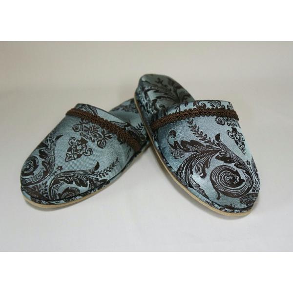 ジェニファーテイラーの前閉タイプのスリッパです。フリーサイズ（Ｍ〜Ｌ位）で来客用にもお勧めで季節を問わずご使用頂けるお奨めの素材感がございます。こちらは、クラシックな深緑色のダマスク柄生地のCARLISLEを使用しています。高級感を感じさせ...