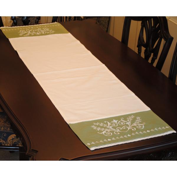 フレンチスタイルのオシャレで人気のテーブルランナーのツートンタイプ新作です。コットン100％のホワイト無地の両端に刺繍とホワイトレースのトリムをあしらったコットン100％のグリーンカラーとのツートンのフレンチスタイルのテーブルライナーです。...