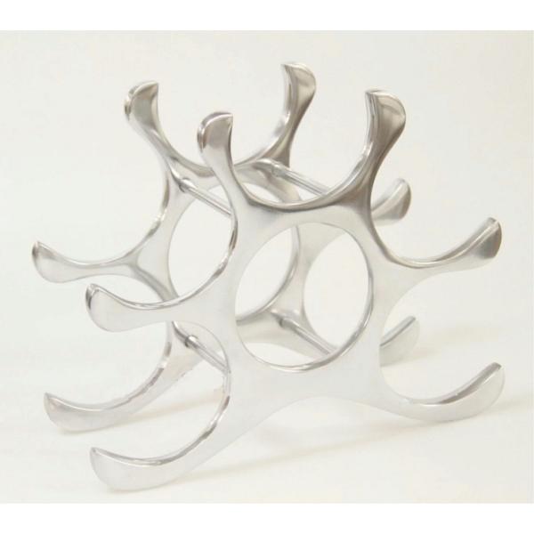 お部屋を彩るオブジェタイプの人気ワインラックです。美しいアルミダイキャスト製だから錆びずにお手入れ簡単。ワインボトルがオシャレに6本も収納できるワインラックです。材質：アルミダイキャスト製サイズ：W26.5×D14×H22 cm原産国：In...