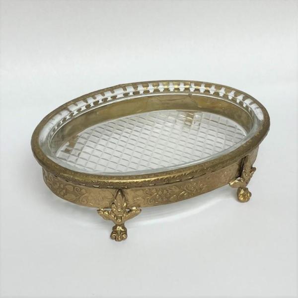 サニタリルームやドレッサーに置く、真鍮製でアンティーク調ソープディッシュ（石鹸置き）です。化粧石鹸の香りと、真鍮と切子ガラス装飾をお愉しみ頂けます。縁取りの部分がキラッと輝くアンティーク調のガラスのソープディッシュで普段何気なく使う石鹸も、...