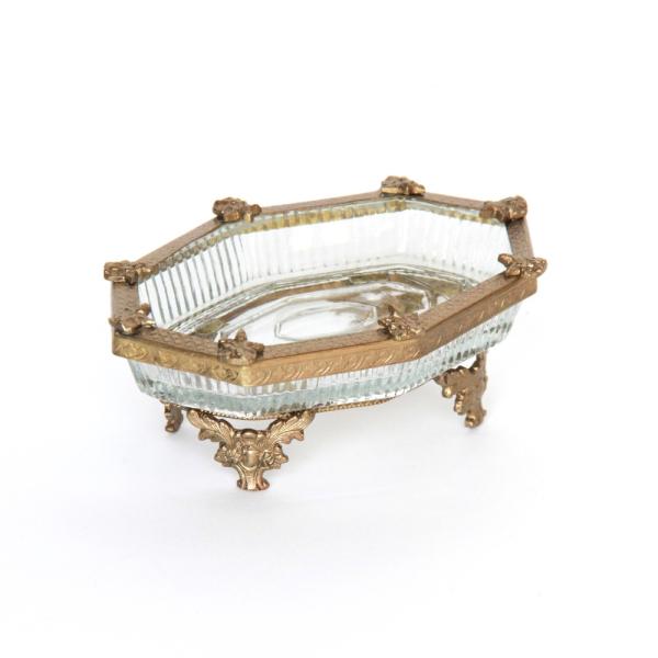 サニタリルームやドレッサーに置く、真鍮製でアンティーク調ソープディッシュ（石鹸置き）です。化粧石鹸の香りと、真鍮と切子ガラス装飾をお愉しみ頂けます。縁取りの部分がキラッと輝くアンティーク調のガラスのソープディッシュで普段何気なく使う石鹸も、...