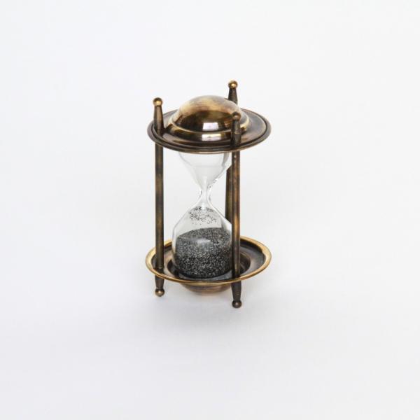 50秒計の砂時計です。多忙なデスクワーク中にたった50秒の休憩で集中力を取り戻せるかも。白砂に少し重量のある黒砂を混ぜ合わせて上から流れ落ちる速度を上げてあります。焦る気持ちも落ちるグレーの砂を見つめて50秒。心を落ち着かせ集中力を取り戻し...