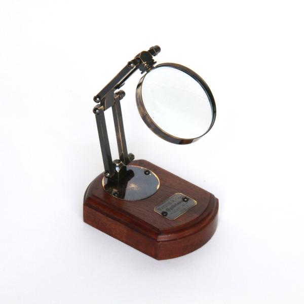 アンティーク調にデザインされたテーブルルーペ（卓上拡大鏡）の台座の真鍮製プレートがオシャレでカッコイイです。ルーペを支える折り畳みできるアームで拡大したいモノが見易いです。プレートと同じくアームも高級で落ち着いたブロンズ色に輝くアンティーク...