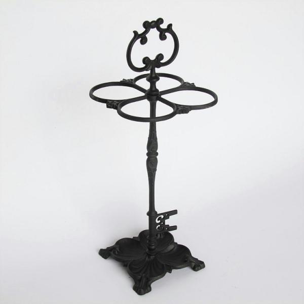 よく見ると鍵をデザインしてあることに気付くはず。雨で濡れた傘のしずく受けが独立していて四本カッコよく挿せます。イノベーションデザイン化された次世代アンブレラスタンド。ずっしりと安定した重量のある鋳物鉄製です。実用的でデザインも美しいアイアン...