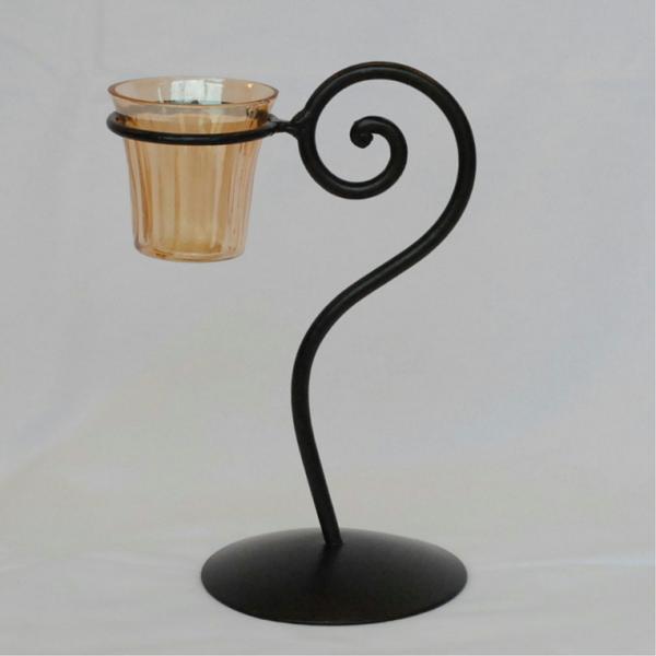 テーブルの上に置いて、中にティーキャンドルを入れて安全にキャンドルライフが楽しめます。お洒落で高級感があるので、キャンドル以外にいろんなものを入れて楽しめます。玄関ホールの下駄箱やリビングルームのサイドボードにオブジェとして置いたり、花を活...