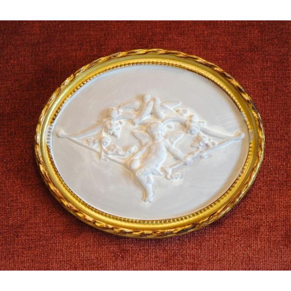 シックなカメオ風・エンジェル額です。鳥とエンジェルのカメオ風のレリーフです。優美で気品がありクラシカルで小さくて可愛い壁飾りです。白い箱入りなのでギフトにも最適です。材質：樹脂サイズ：12×2×10 cm原産国：ChinaA bientot...