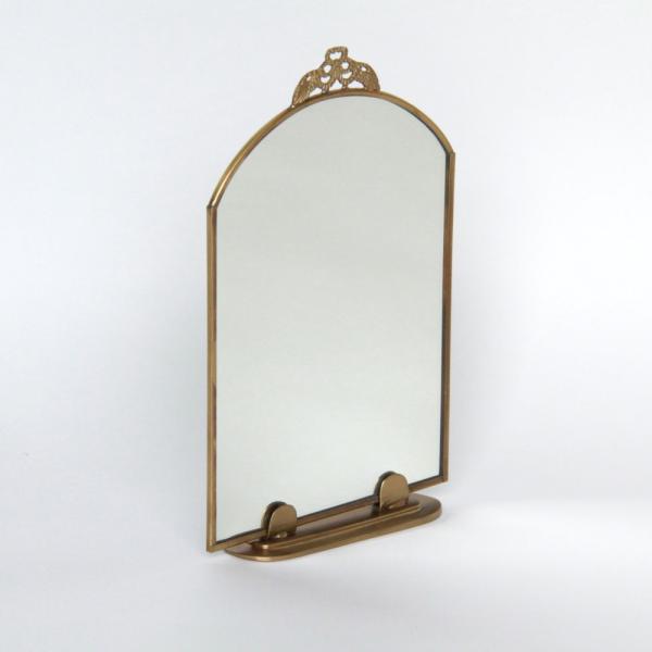 トップの部分に可愛らしい装飾が施された真鍮枠の取り外し可能なミラーです。置き場所を選ばない上に持ち運び出来て便利この上ないスタンドミラー（卓上鏡）です。オシャレで高級感漂うまるで年月を経てアンティークに変化したような枠の色もポイント。自立式...