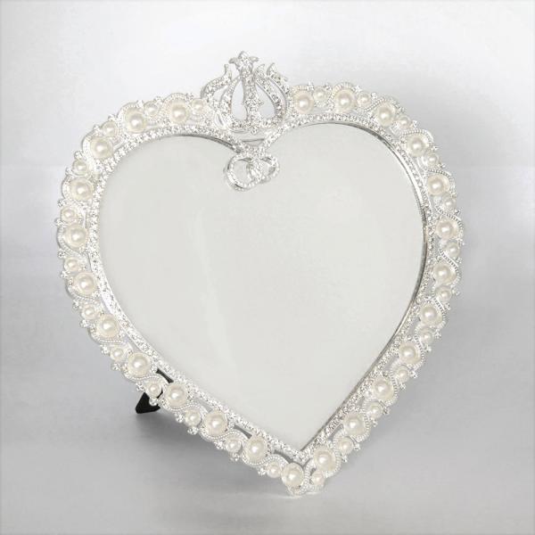可愛いハートの形の卓上鏡です。大人気なお姫様ヴァージョンシリーズのキラキラのパール＆ラインストーンスタンドミラーです。背面にフックが装着してありますので壁掛け鏡としてもご使用頂けます。置くだけで自分だけのドレッサーが出来上がっちゃう便利で可...