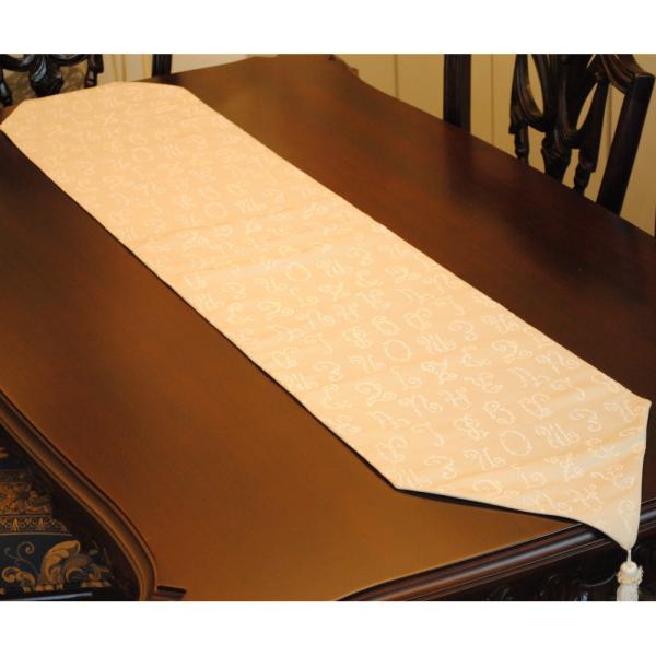 全国￥520のレターパックプラス（日本郵便）でお届けします。ヨーロッパスタイルのテーブルウエアに欠かせないテーブルライナー！アルファベット文字をデザイン化した可愛いベージュカラーのフランス製生地をフランスの老舗ヴァン・ラテム社のタッセルでパ...