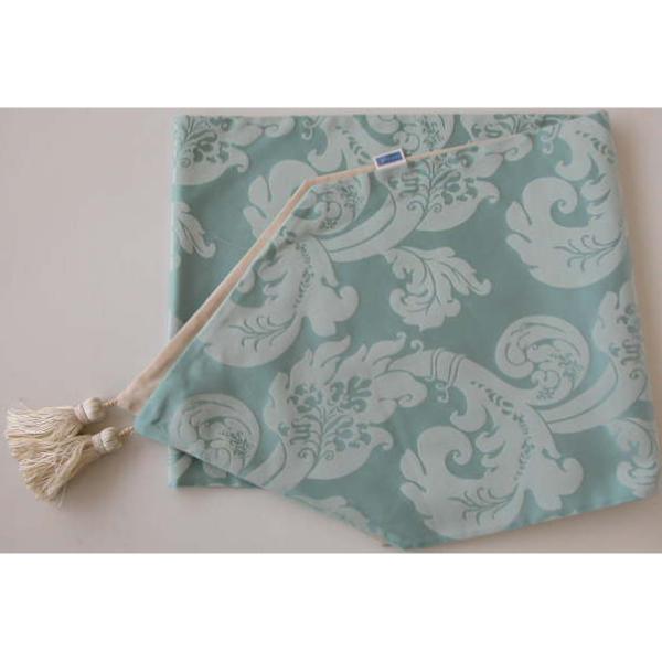 全国￥520のレターパックプラス（日本郵便）でお届けします。ヨーロッパスタイルのテーブルウエアに欠かせないテーブルライナー！フランスの老舗ヴァン・ラテム社のデザインにより、古典的なダマスク柄をブルーカラーで織り上げられた特殊な光沢のある上品...