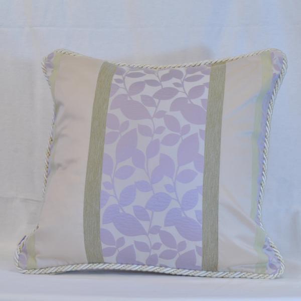 フランス社製生地を日本（京都）で縫製したお洒落で高級なエレガントシックなフランスインテリアのフランス製トリム付きクッションカバー♪ボルタニカ柄のベージュ系フランス製生地にトリムが付いた高級クッションカバーです。フランスの生地メーカーComp...