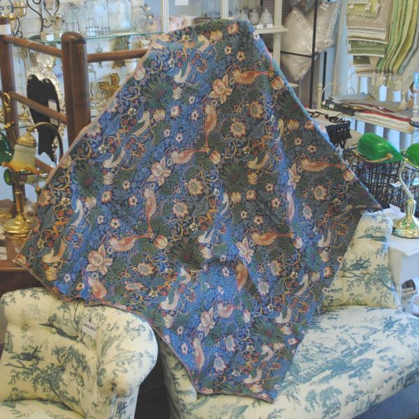 人気のWilliam Morris（ウィリアム・モリス）のStrawberry Thief（イチゴ泥棒）の生地が入荷しました。150cm幅にパターン横3面の大柄タイプです。ベッドスプレッドやソファーなどの家具に最適な柄サイズです。実物の生地...