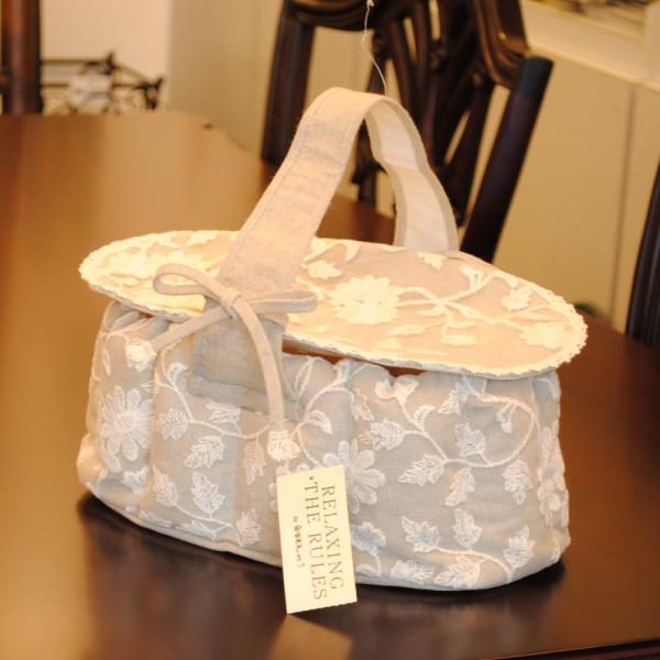 Relaxing The Rules輸入レースなどお洒落なファブリックの創作メーカーの新作がでました。亜麻色のコットンリネンに草花のチュールレースをさりげなくあしらわれたナチュラルな雰囲気で人気の定番シリーズの生地で作られたピクニックバスケ...