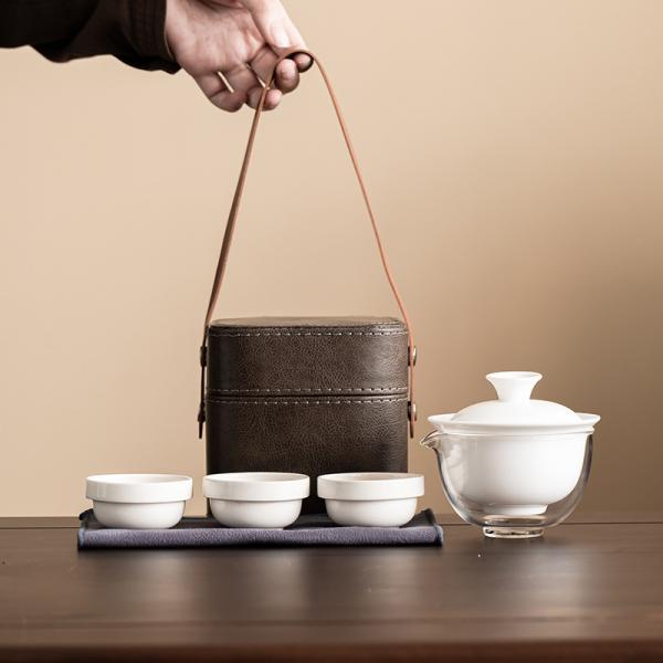 外出先でも本格的なお茶を楽しめる、携帯用茶器セットです。茶碗（150ml）、湯冷やし（250ml）、湯呑み 3 客（各 40ml）がセットになっており、付属のレザー調ケースにすべてコンパクトに収納可能。茶碗と湯呑みは磁器製で熱伝導率が低く持...