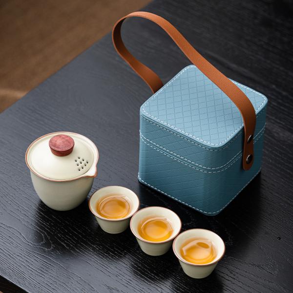 セット内容：急須 ×1、湯呑み ×3、携帯ケース ×1。蓋には専用の濾し穴が設けられており、茶殻をキャッチするため、別の茶こしを用意する必要がありません。U 字型の注ぎ口は湯切れに優れ、スムーズにお茶を注ぐことができ液垂れしにくい仕様です。...