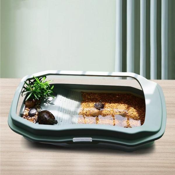 【サイズ】約　長さ35cmx幅21cmx高さ12cm【脱出防止フェンス】高さのあるフェンスでカメさんの脱出を防ぐことができます。【分離式デザイン】真ん中のメッシュ飼育ケースと底部受け皿は完全に分離できます。またメッシュ構造なので、フンや食べ...