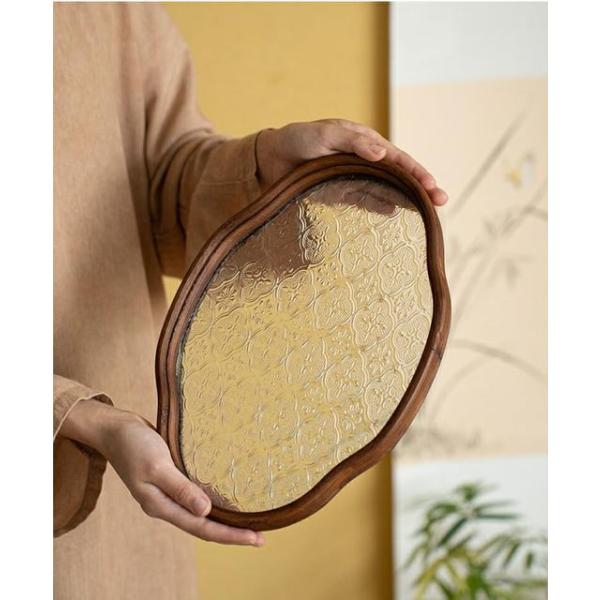 ＜素材＞耐熱ガラス・天然木。昭和ガラス風の耐熱ガラスと、温もりある胡桃の木の組み合わせが魅力のトレイ。どこか懐かしい、レトロ感ある仕上がりです。＜サイズ＞Mサイズ横29cm×最長縦21?、縁取りの高さ2.5?＜用途＞キッチンや食卓では調味料...