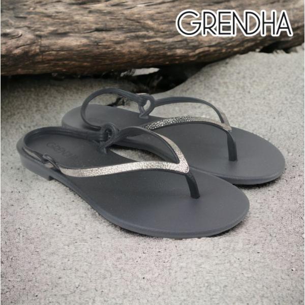 華奢なストラップデザインが女性らしい、バックストラップ付きのビーチサンダル。grendha（グレンダ）は1994年にブラジルで誕生しました。常に世界のトレンドを受け、それぞれに魅力的なカラーとディテールを施してリジナリティーのあるラインナッ...
