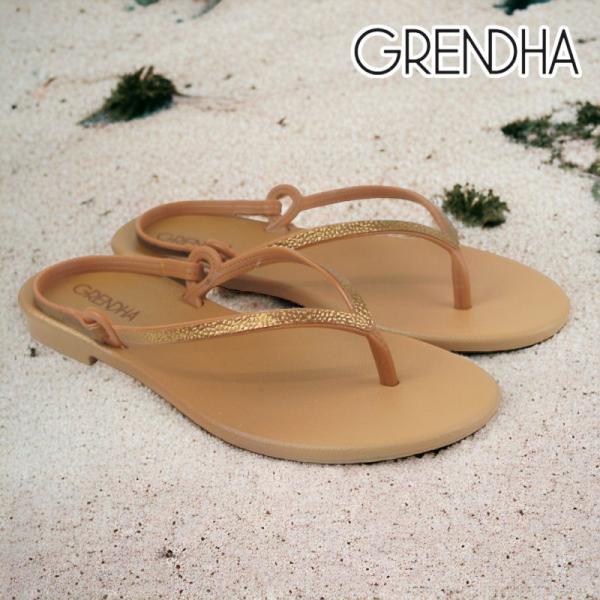 華奢なストラップデザインが女性らしい、バックストラップ付きのビーチサンダル。grendha（グレンダ）は1994年にブラジルで誕生しました。常に世界のトレンドを受け、それぞれに魅力的なカラーとディテールを施してリジナリティーのあるラインナッ...