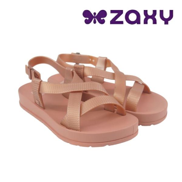 ザクシーのシューズは履くだけで晴れやかな気分になるような女性らしいカラーリングと、フェミニンでありながらトレンドも取り入れたモードなスタイルが特徴です。ザクシーは自分らしさを追求し、夢を叶える女性のためのブランドです。トレンドの最先端のスタ...