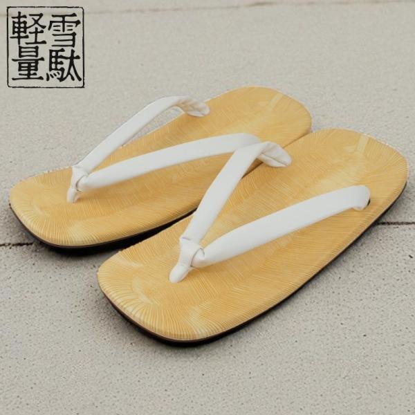 熟練された職人の手によって生み出されたこだわりの雪駄王道の定番デザイン底材に合成革素材を使用しましたので、安価でのご提供が実現！本来鼻緒に浅く引っかけかかとをはみ出してすり足で歩くのが粋な履き方とされていますお着物や夏の浴衣、甚平など和装ス...