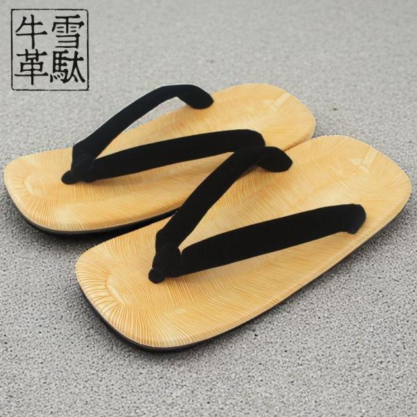 国産 本格派の雪駄男性用の牛革底、かかと鋲打ち、型押し牛革底の雪駄で、しっかりとした鼻緒の雪駄です。表面は畳柄のビニールで、牛革底でかかとにびょうが打ってある本格派です。合成皮革より耐久性がある本革底は、歩いたときに衝撃を吸収してくれるので...