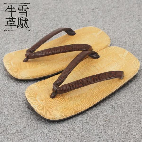 国産 本格派の雪駄男性用の牛革底、かかと鋲打ち、型押し牛革底の雪駄で、しっかりとした鼻緒の雪駄です。表面は畳柄のビニールで、牛革底でかかとにびょうが打ってある本格派です。合成皮革より耐久性がある本革底は、歩いたときに衝撃を吸収してくれるので...